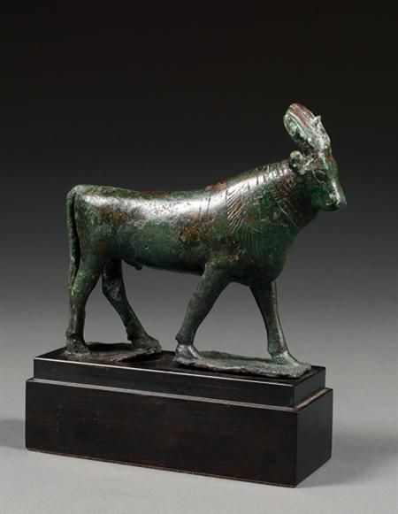 Statuette du dieu Apis représentant le taureau coiffé du disque solaire ...